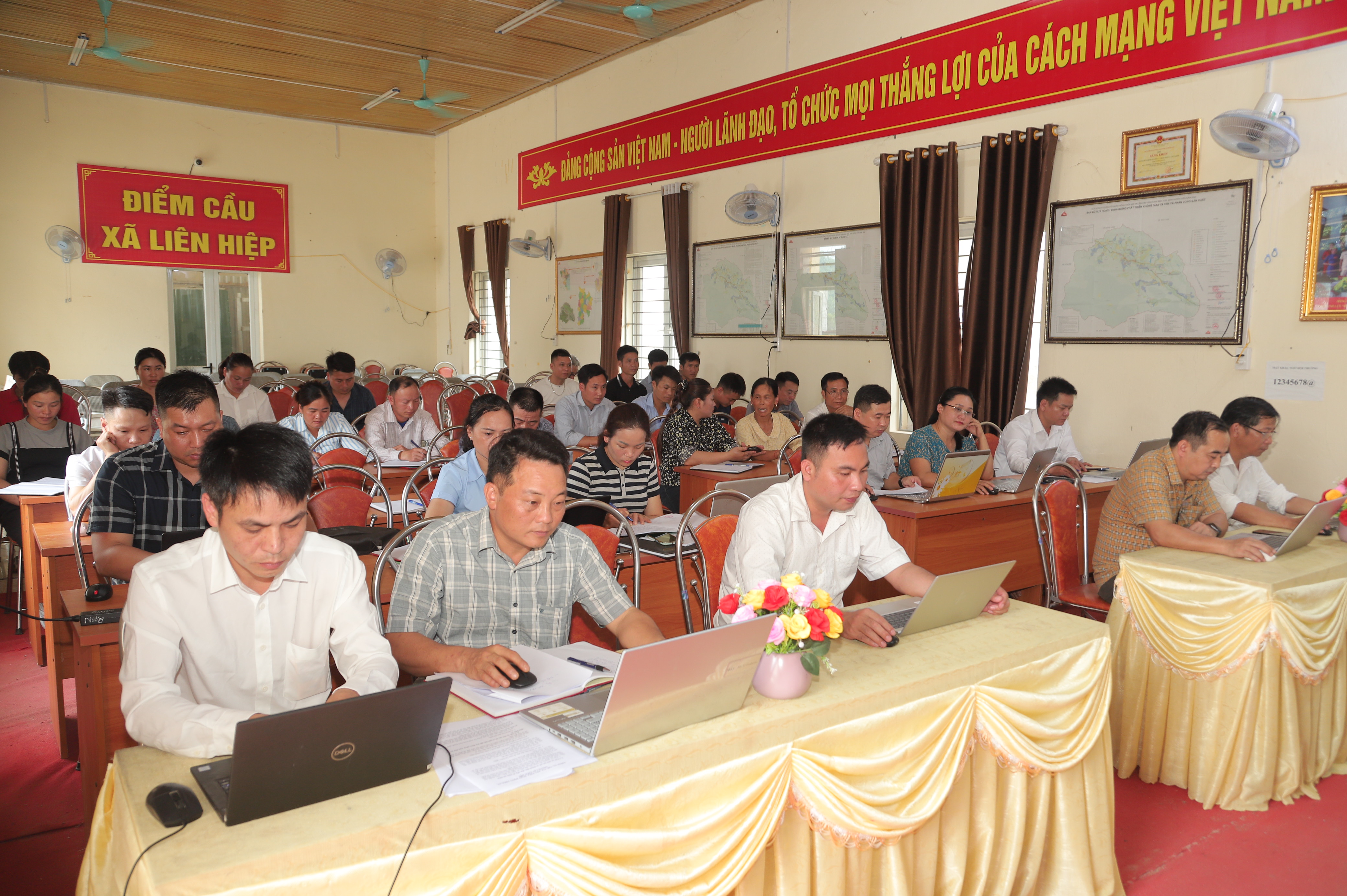 Họp tổ giúp việc sắp xếp thôn và bố trí sử dụng chế độ chính sách đối ...