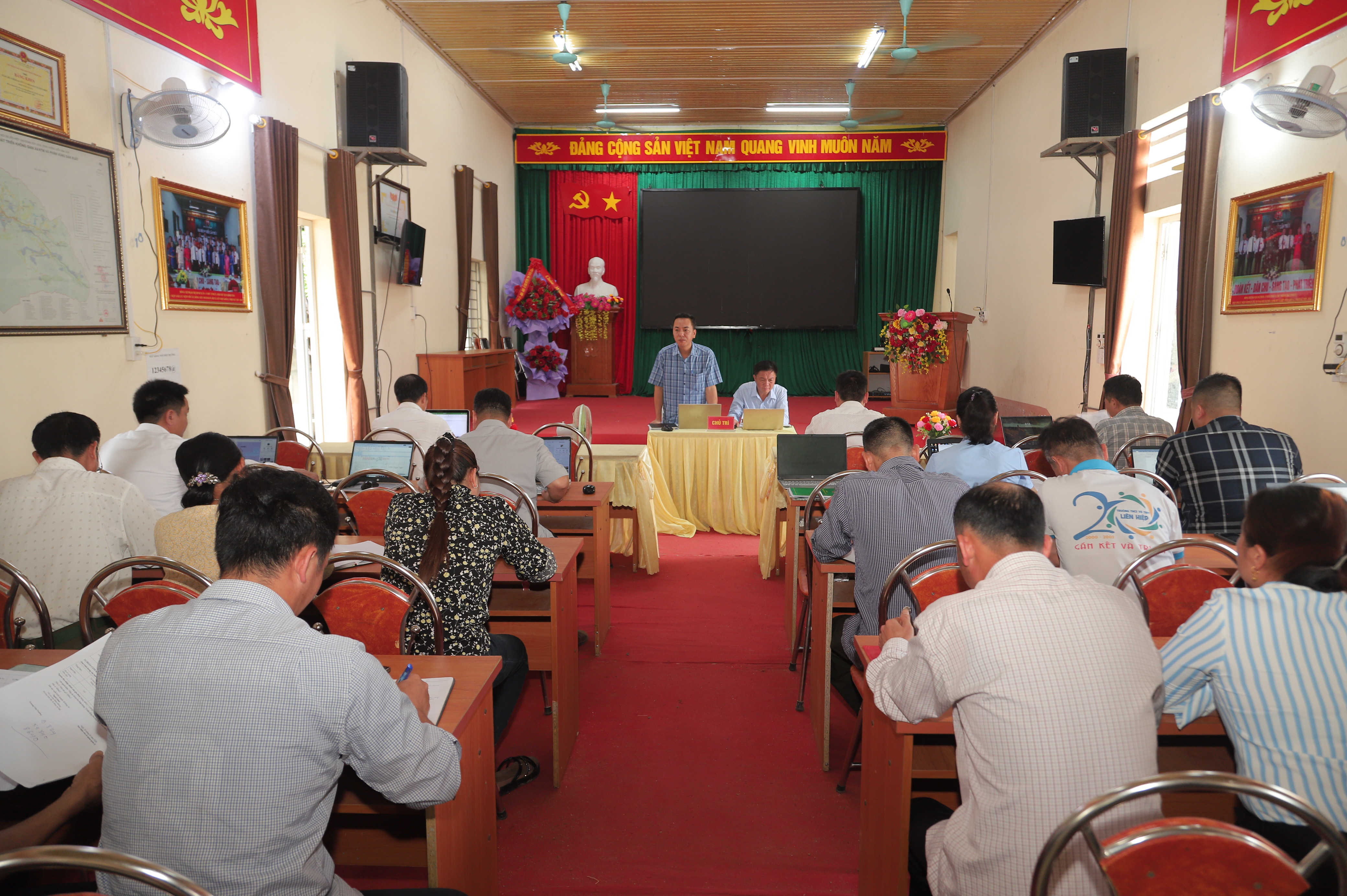 Họp tổ giúp việc sắp xếp thôn và bố trí sử dụng chế độ chính sách đối ...