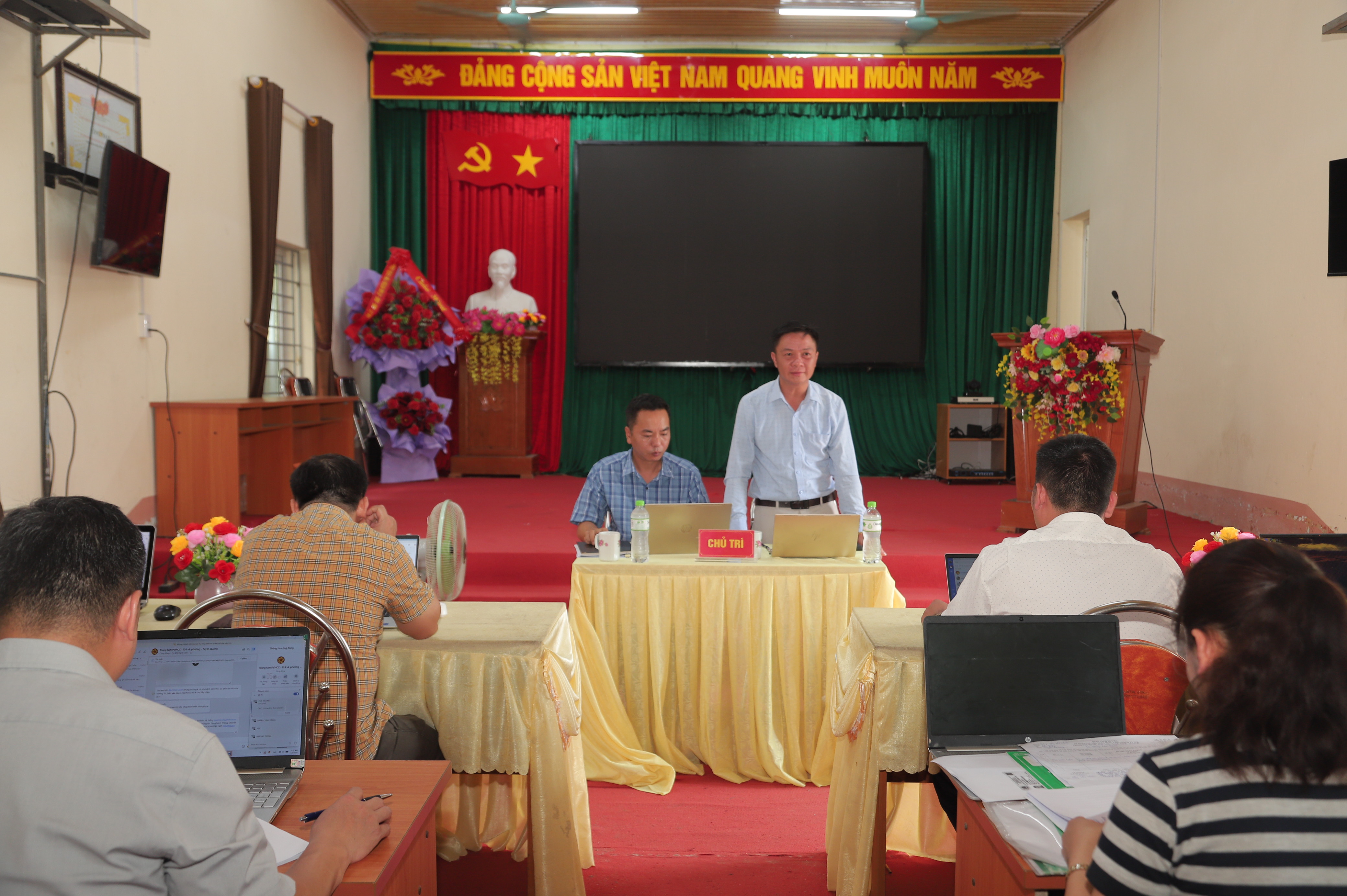 Họp tổ giúp việc sắp xếp thôn và bố trí sử dụng chế độ chính sách đối ...